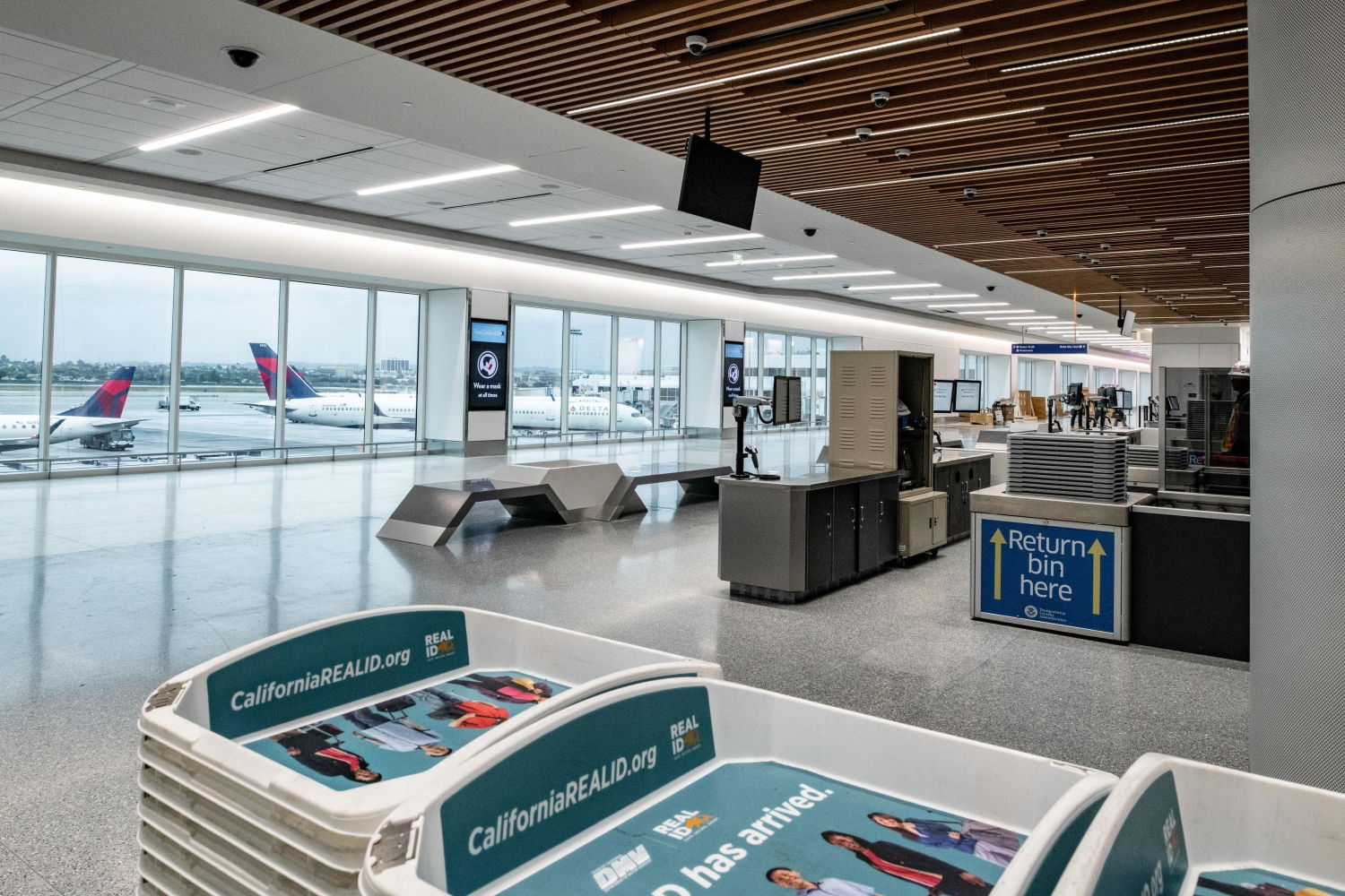 Delta Air Lines debuts new gates at brand-new Los Angeles International ...