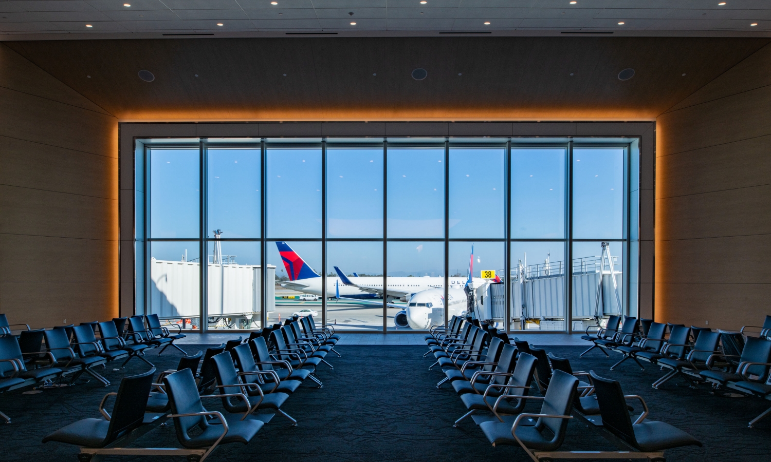 Delta Air Lines debuts new gates at brand-new Los Angeles International ...