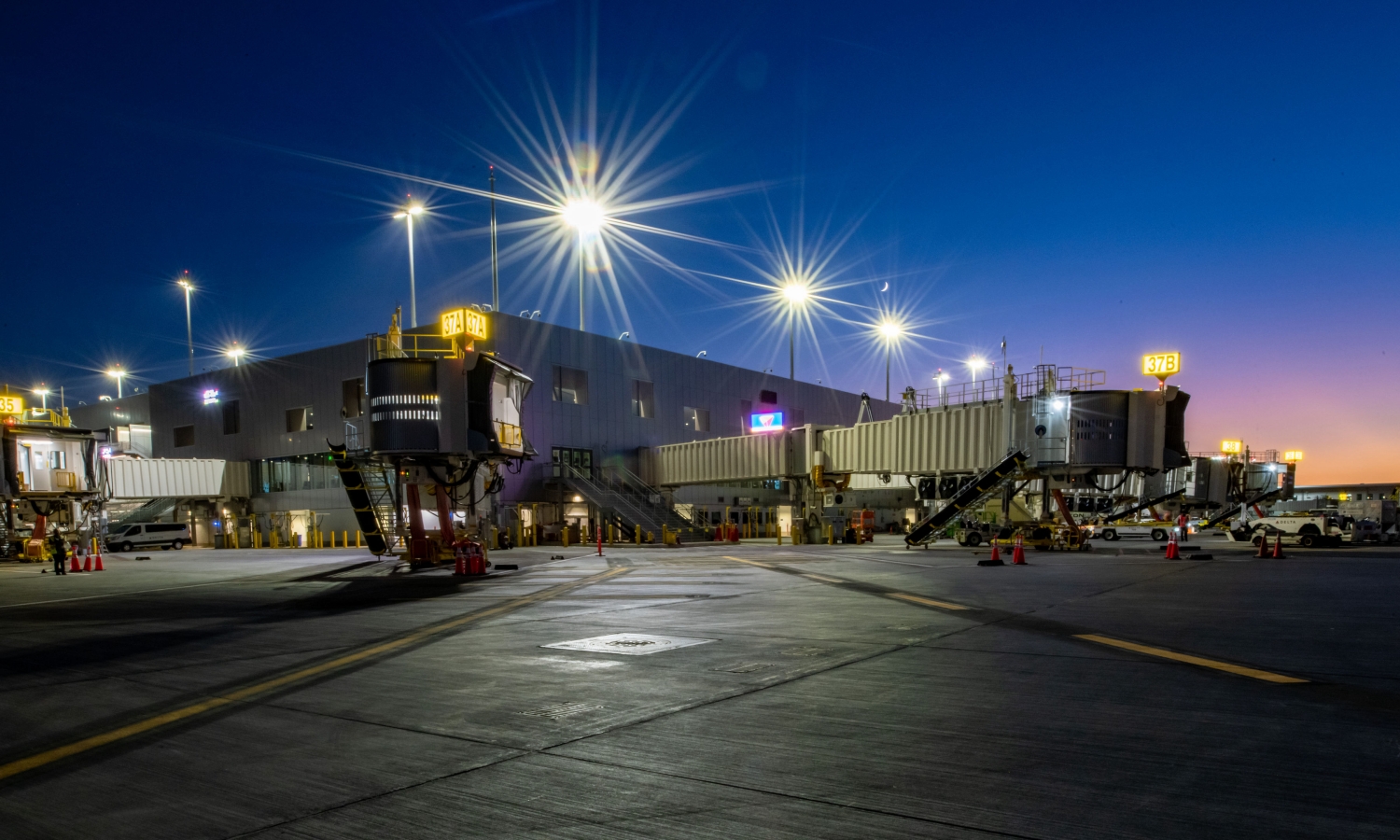Delta Air Lines debuts new gates at brand-new Los Angeles International ...
