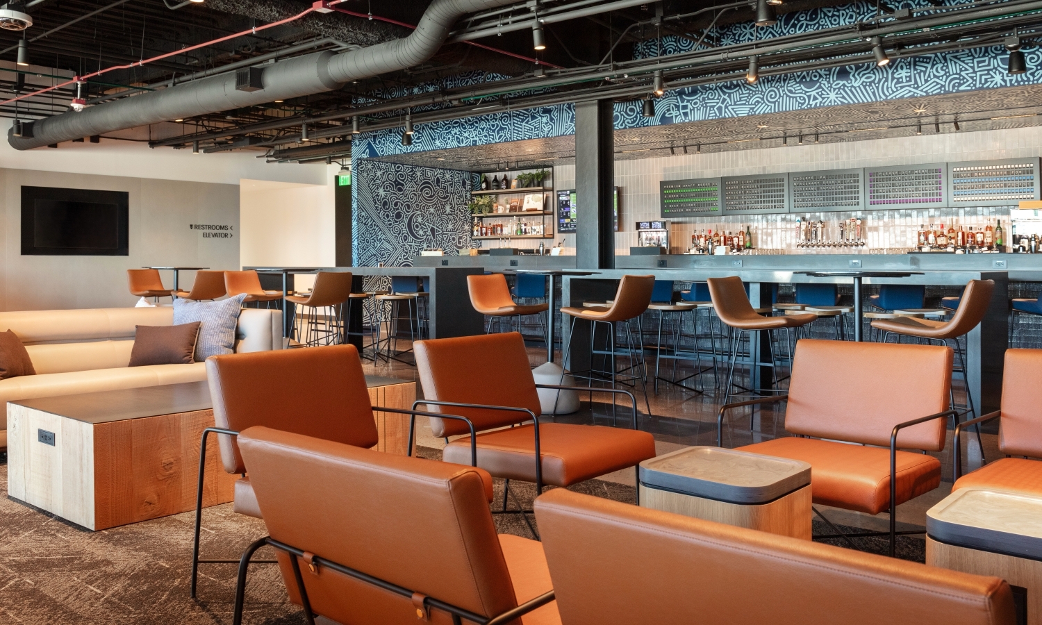 WF_United Club DEN B East Feature Bar-Seating - Wayfarer