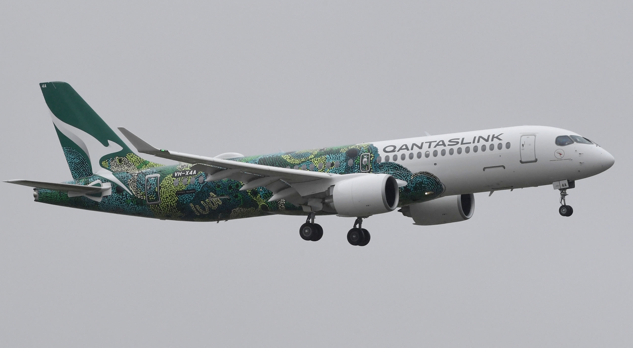 Video: QantasLink’s first Airbus A220 arrives in striking indigenous ...