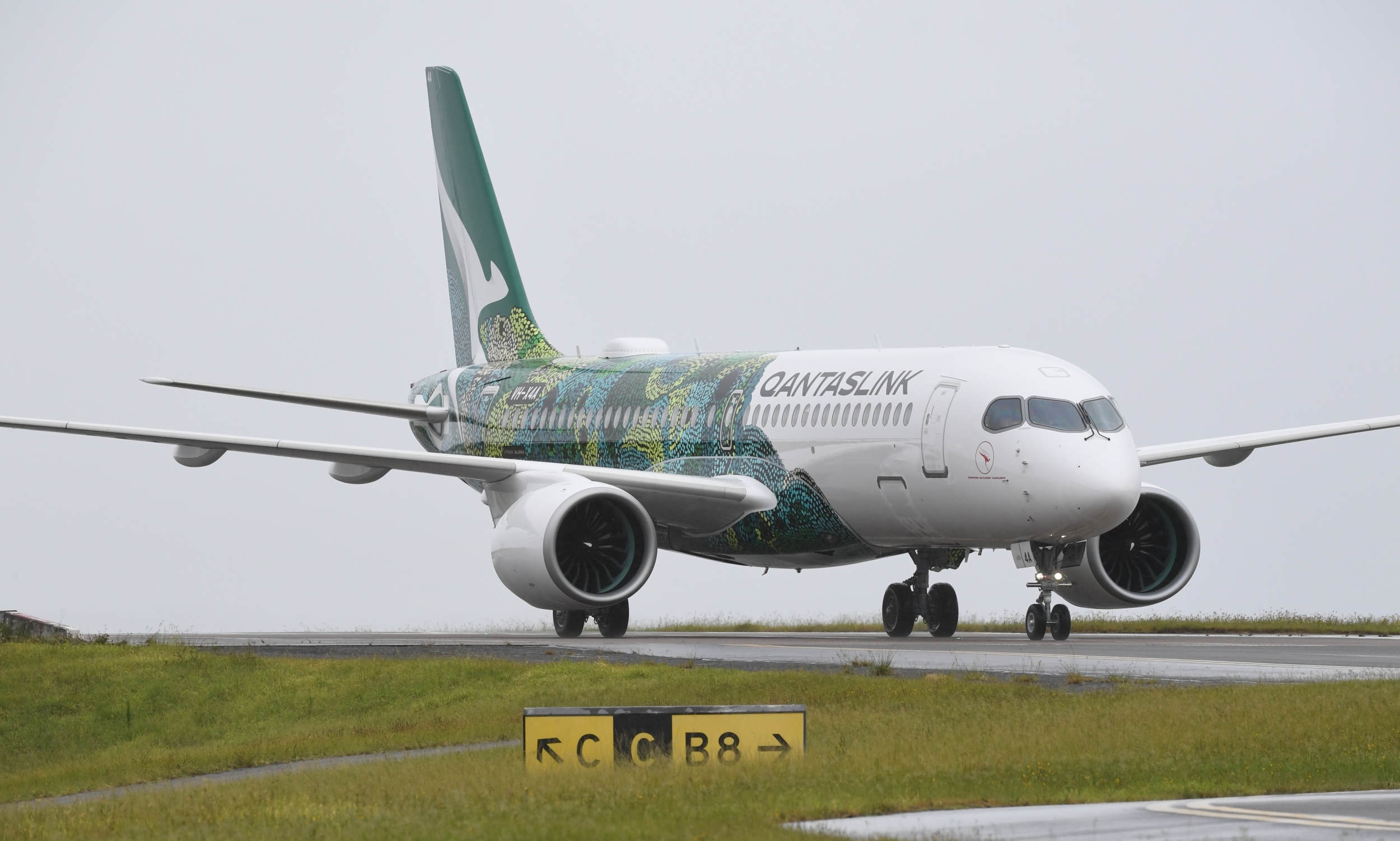 Video: QantasLink’s first Airbus A220 arrives in striking indigenous ...