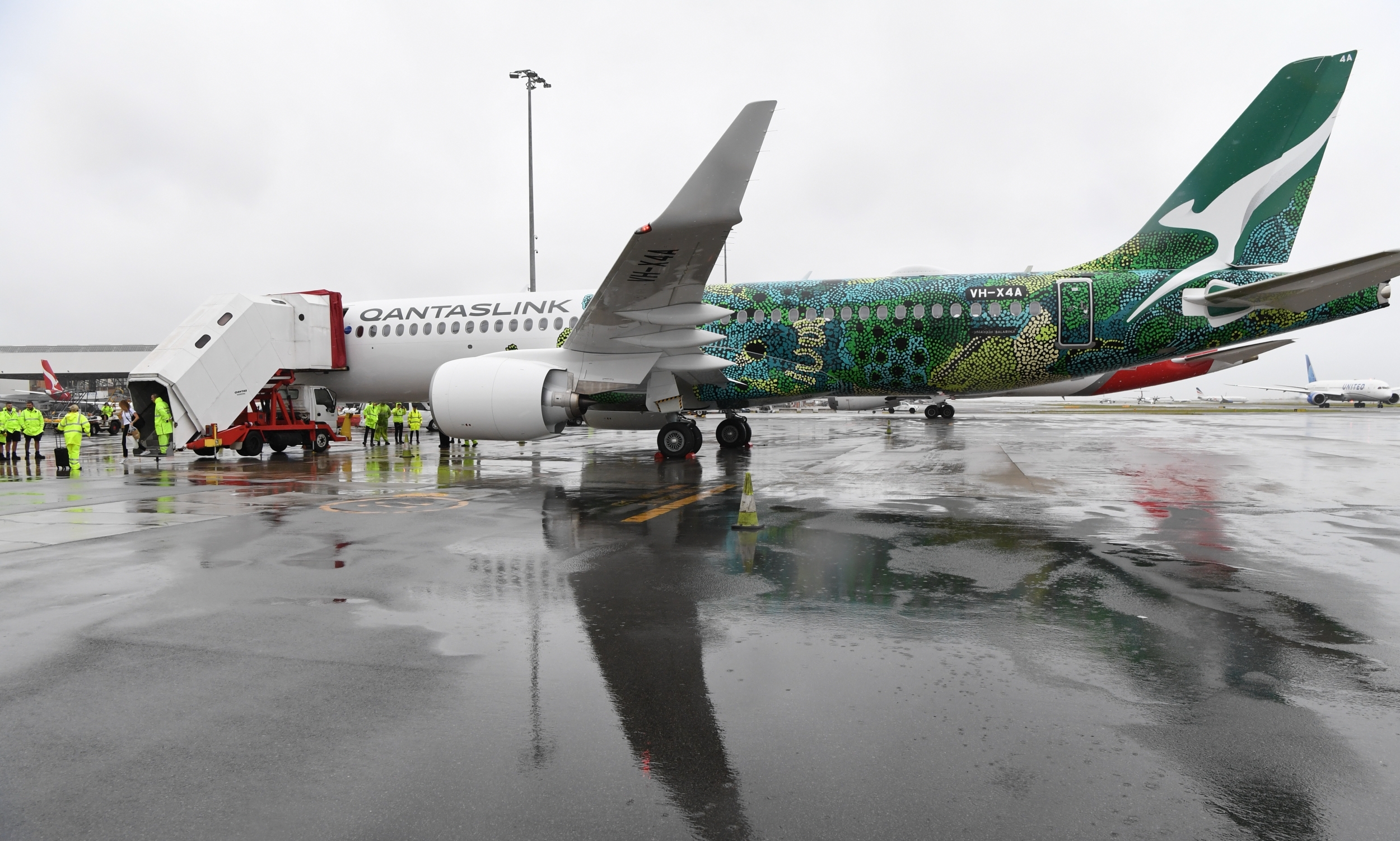 Video: QantasLink’s first Airbus A220 arrives in striking indigenous ...