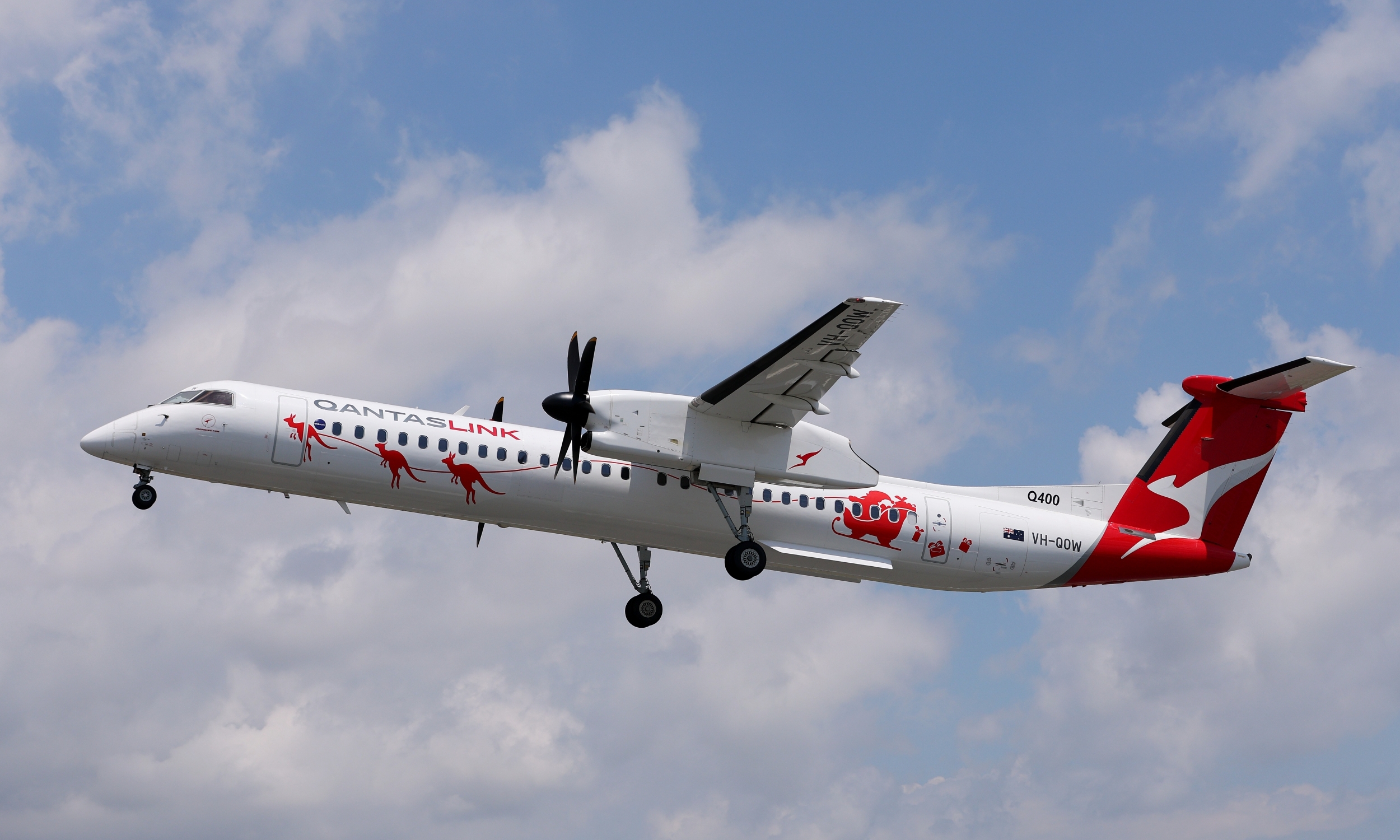 Qantas gets into the Christmas spirit with themed jets - Wayfarer